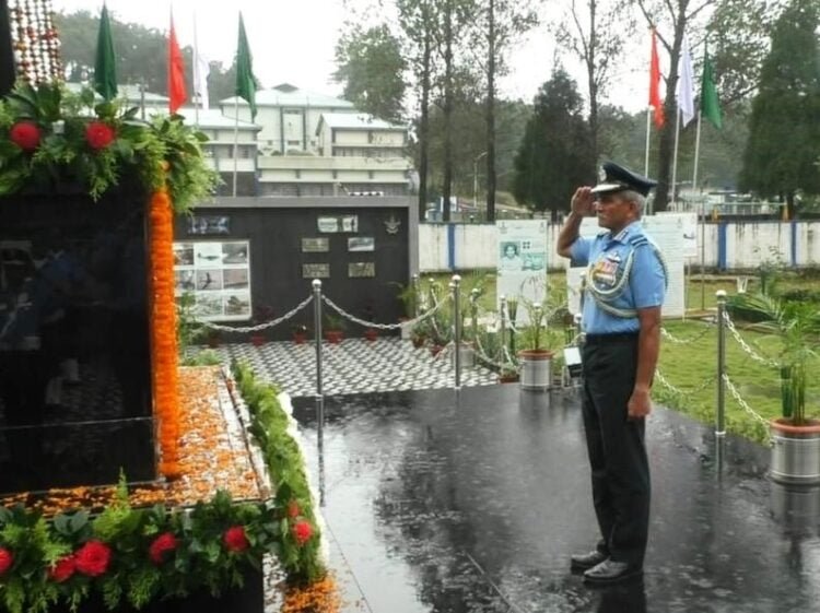 AIR MARSHAL SP DHARKAR , AOC IN C EAC PAYS TRIBUTES TO THE BRAVEHEARTS ...